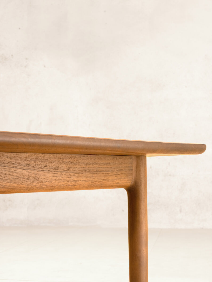Tangāli Dining Table | Phantom Hands