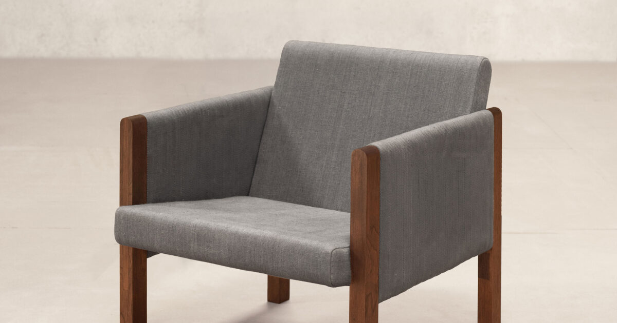 Niwar Lounge Chair | Phantom Hands